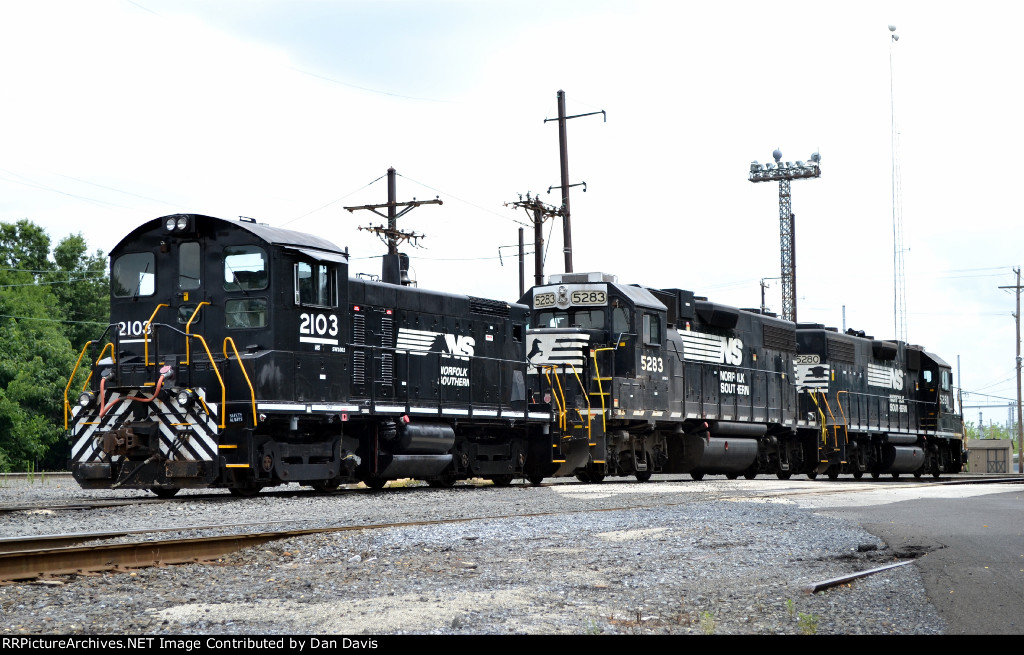 NS SW1001 2103 plus NS GP38-2s 5283 and 5280